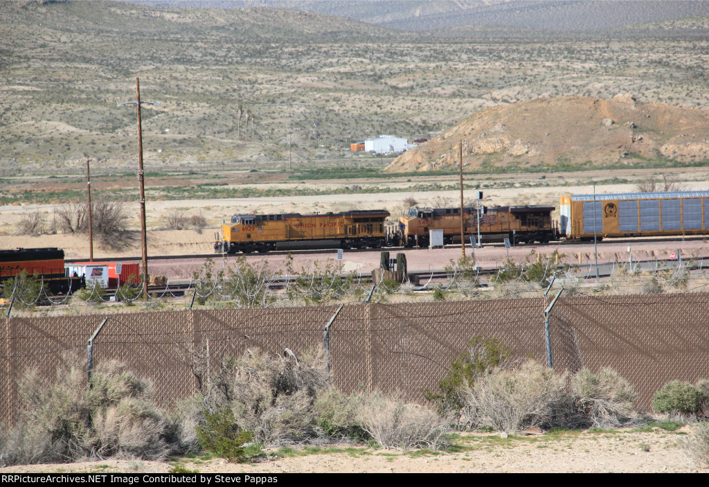 UP 6929 and 5402 leading a train into Barstow yard